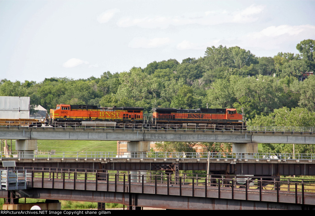 BNSF 996 Rips a EB z train into Kc Mo.
